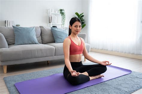 거실에서 연꽃 자세로 요가를 연습하는 아름다운 행복한 소녀 젠 스타일에 대한 스톡 사진 및 기타 이미지 젠 스타일 추상적인 20 29세 Istock