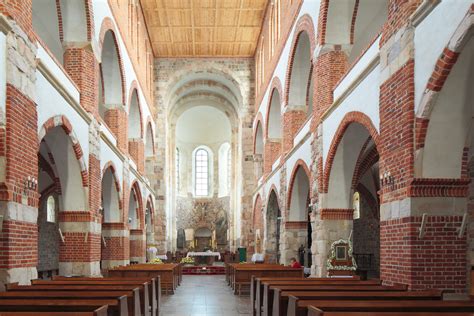 Kolegiata W Tumie Kościół Wybudowany Przez Diabła