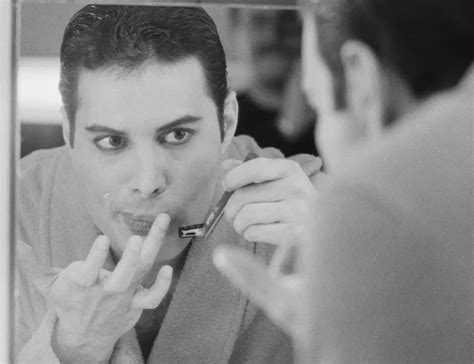 Изкуствен интелект показа как щеше да изглежда днес Фреди Меркюри ако беше жив СНИМКИ