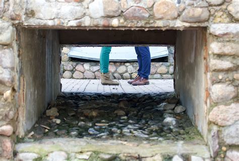 Ноги парня и девушки, стоящих лицом друг к другу. Видны через просвет в ...