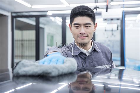 청소 작업자가 자동차를 닦으십시오 사진 무료 다운로드 Lovepik