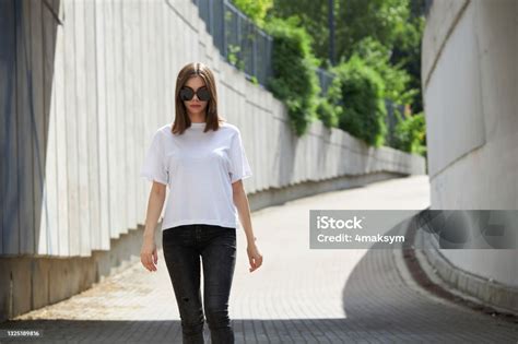 로고를 위한 공간이 있는 흰색 빈 티셔츠를 입은 소녀 또는 여성 캐주얼한 도시 스타일로 모의 또는 디자인 T 셔츠에 대한 스톡