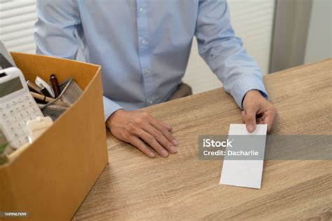 상사에게 사직서를 보내고 물건을 들고 우울한 것을 사임하거나 사무실에서 책상으로 골판지 상자를 들고 경영자에 대한 스톡 사진 및 기타 이미지 Istock