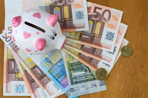 저금통 그리고 나무 테이블에 유로 지폐 금융입니다 저장 개념에 대한 스톡 사진 및 기타 이미지 개념 개념과 주제 검색
