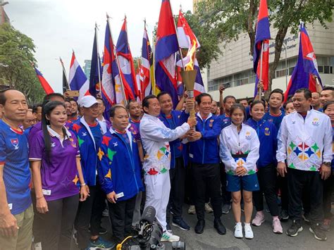 លោកឃួង ស្រេង ទទួលនិងប្រគល់ព្រះអគ្គិជ័យកីឡា បន្តដង្ហែឆ្ពោះទៅខេត្តជុំវិញបឹងទន្លេសាប