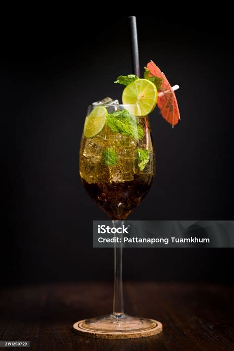 민트 잎을 채운 라임 꿀 소다 라임 조각과 작은 우산 장식 어두운 배경에 0명에 대한 스톡 사진 및 기타 이미지 0명 감귤류 과일 건강한 생활방식 Istock