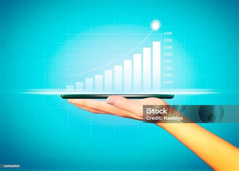 휴대 전화를 들고 홀로그램 그래프와 주식 시장 통계를 보여주는 사업가는 이익을 얻을 개념에 대한 스톡 사진 및 기타 이미지