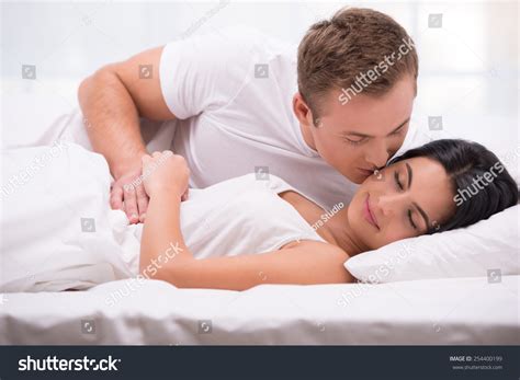 Man Kissing Woman In Bed 20 310 Images Photos Et Images Vectorielles