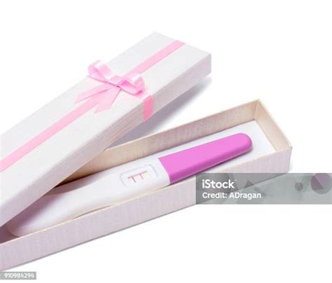 핑크 리본 및 임신에 대 한 핑크 테스트 여 자가 태어난 것입니다 선물 상자에 두 개의 스트립 긍정적인 임신 테스트 흰색 배경에 고립 가족에 대한 스톡 사진 및 기타 이미지