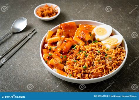 Koreanische Instantnudeln Mit Koreanischem Reiskuchen Und Fischkuchen Und Gekochten Eiern