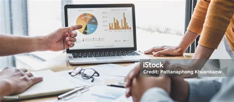 기업의 이익을 창출하는 전략 기획에 대한 재무 데이터 및 마케팅 성장 보고서 그래프와의 작업 분석 에 대한 비즈니스 팀 협업 팀워크에 대한 스톡 사진 및 기타 이미지