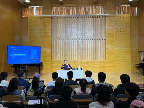 艺术学院音乐系邀请曲祥教授举办民乐合奏课中乐器的融合学术讲座 青岛科技大学艺术学院