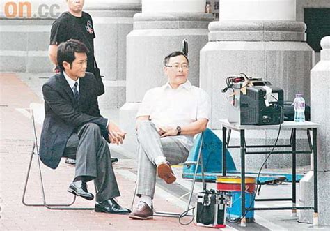 组图：高圆圆香港拍戏不顾仪态 当杜琪峰面脱鞋 搜狐娱乐