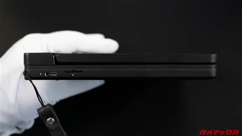 エンジニア向けumpc「one Netbook A1」の試作機で筐体の仕上がりをチェックする ガルマックス