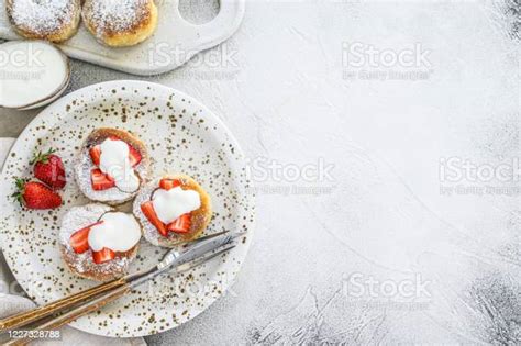 코티지 치즈 팬케이크 시르니키 딸기를 곁들인 커드 프리터 회색 배경입니다 맨 위 보기 복사 공간 0명에 대한 스톡 사진 및 기타