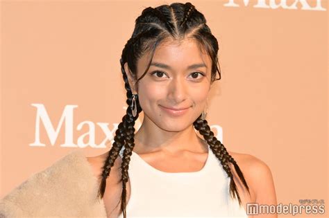 画像192 ローラ、圧巻美脚にファン釘付け 書道で達筆も披露「さすがのスタイル」「美文字」 モデルプレス