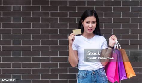 복사 공간이있는 콘크리트 벽 배경에 쇼핑 백과 빈 신용 카드를 들고 즐거운 젊은 여성 행복 소비자 판매 및 사람들 개념 20 24세에 대한 스톡 사진 및 기타 이미지