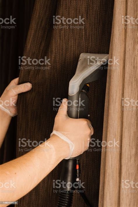 추출기로 커튼 청소 커튼에서 먼지와 먼지를 추출하는 과정 전문 청소 서비스에서 추출 방법을 사용하여 커튼을 드라이 클리닝합니다