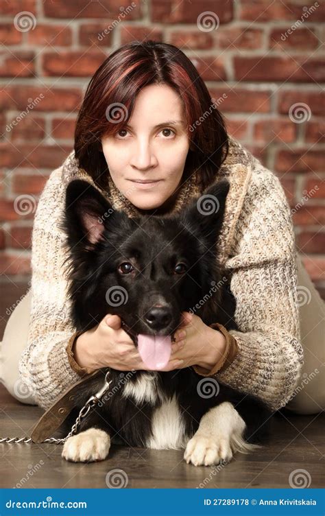 Молодая женщина с собакой стоковое фото изображение насчитывающей женщина 27289178