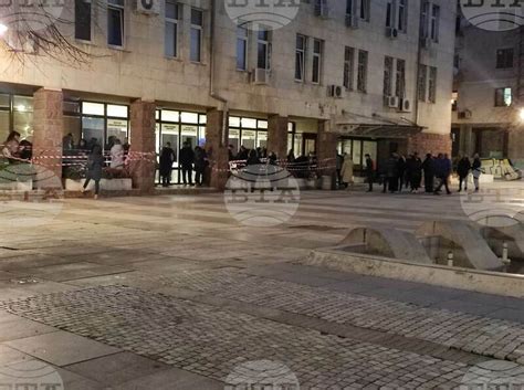 Представители на сдружения чакат от вчера пред Община Сливен да кандидатстват за финансиране за