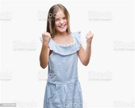 젊은 아름 다운 소녀 격리 된 배경에 매우 행복 하 고 흥분 무기와 우승자 제스처를 하 고 웃 고 성공을 위한 비명 축 하 개념입니다 금발 머리에 대한 스톡 사진 및 기타