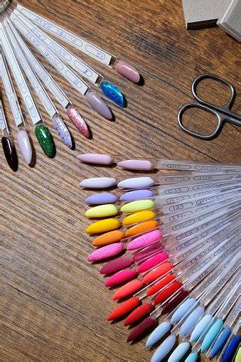 매니큐어를 위한 손톱의 색상과 질감 샘플이 있는 팔레트 근접 촬영의 수직 이미지 0명에 대한 스톡 사진 및 기타 이미지 0명 그루지야 네일 살롱 Istock