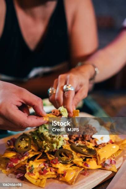 커플 야외 멕시코 레스토랑에서 거리 타코와 나 초를 먹고 멕시코 음식입니다 거리에 대한 스톡 사진 및 기타 이미지 거리 고기 길거리 음식 Istock