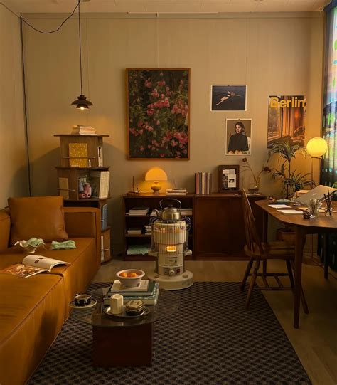 도토리자매 큰 난로를 꺼냈다는 건 겨울이 깊어졌다는 얘기 성냥을 탁 켜서 조그만 난로 창문 속 불빛을 가득 채우는 걸 좋아한다 기분이 좋아지는 겨울 장면 중 하나