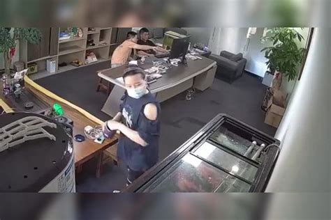 监控拍下银龙鱼跳出鱼缸咬人，晚上可以加菜了鱼缸咬人监控