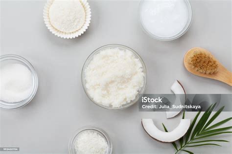 코코넛 기름 설탕 및 유리 항아리 평면도에 부스러기의 바디 스크럽 필 링 및 스파 치료에 대 한 수 제 화장품입니다 플랫이 하다 코코넛에 대한 스톡 사진 및 기타 이미지