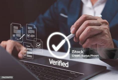 품질 보증 또는 Qa 및 품질 관리 또는 Qc 및 개선을 통한 품질 관리 표준화 인증 개념 규정 및 표준 준수 감사관과 함께하는 개념 사람들에 대한 스톡 사진 및 기타