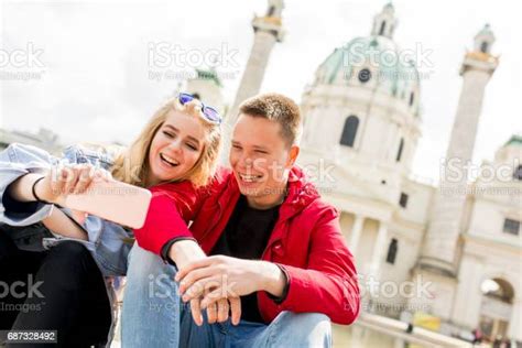 비엔나에서 셀카 자화상 사진을 찍는 사랑에 행복한 젊은 부부 데이트 2명에 대한 스톡 사진 및 기타 이미지 2명 거리 남성 Istock