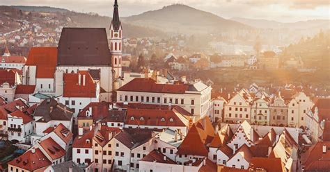 2017 년 12 월 체코 체스키 크룸 로프 중세 유럽 마을의 집 성 및 교회의 탑에서 일몰 동안 아름다운 공중 파노라마 전망 사진 Unsplash의 탑 이미지