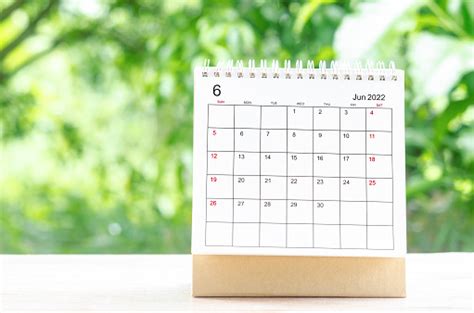 2022년 6월 주최자가 자연 배경의 나무 테이블을 계획하고 미리 알림할 수 있는 캘린더 데스크 0명에 대한 스톡 사진 및 기타 이미지 Istock