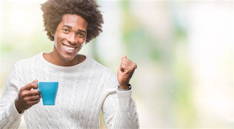 감정 응원 자랑 비명과 축 하 하는 승리와 성공을 매우 흥분된 하 고 격리 된 배경 위에 커피의 컵을 마시는 미국 남자 아프리카 개 마시기에 대한 스톡 사진 및 기타 이미지