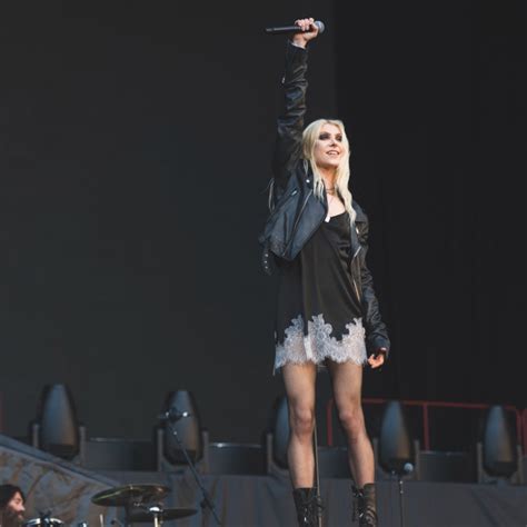 Taylor Momsen Bitten By Bat Onstage In Seville
