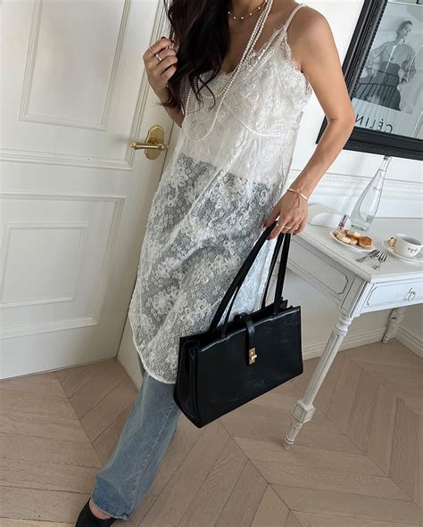 이지 캐쥬얼 룩 난닝구 Naning9” 한여름에는 단독으로 봄 가을 겨울에는 같이 레이어드해서 입기 너무 좋은 만능 레이스 나시원피스🖤 Instagram