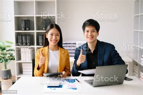 두 명의 아시아 비즈니스 여성과 남성이 사무실에서 태블릿 노트북 컴퓨터로 투자 프로젝트 작업 및 계획 전략에 대해 논의합니다 20 24세에 대한 스톡 사진 및 기타 이미지