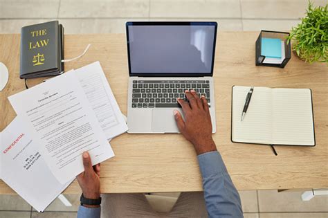 법적 서류 변호사의 손과 책상의 평면도 계약서와 거래 계약서가 있는 노트북 모형 파트너십 문서 Pc 및 노트북 법률 사무소