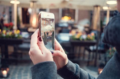 휴대 전화를 들고 있는 여성의 시야를 다시 닫고 사진을 만듭니다 휴대 전화 고안 손가락 터치 디스플레이와 여자의 손 자동 포스트 프로덕션 필터에 대한 스톡 사진 및 기타