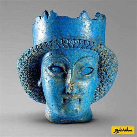 عکس کشف مجسمه فیروزه‌ای دختر کوروش در اطراف تخت جمشید