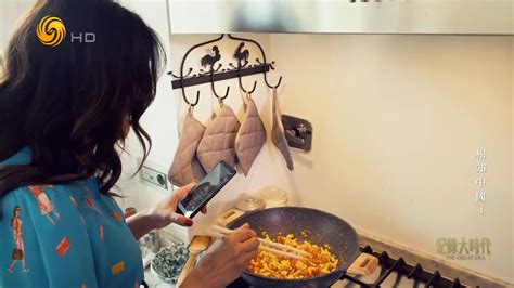 瑞典女演员从中国回去后，学会一道中国菜，只是这道菜炒得好像有点问题？凤凰网视频凤凰网