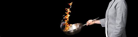 요리사가 어두운 검은 색 배경 위에 야채 믹스를 던지는 사진 클로즈업 요리사에 대한 스톡 사진 및 기타 이미지 요리사