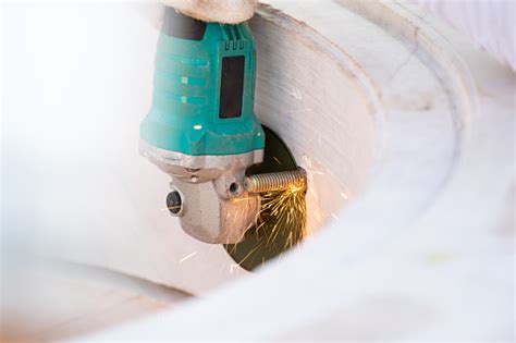 숙련된 손과 안정적인 연삭기로 작업자는 거친 건설 용접 너트를 매끄러운 흰색 곡선 대리석 보관 조각으로 변환합니다 0명에 대한 스톡 사진 및 기타 이미지 Istock