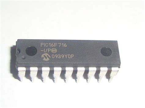 Circuito Integrado Microcontrolador PIC16f716 I P DIP18 Microchip