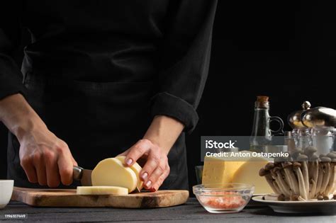 셰프가 마자렐라 치즈를 썰어 맛있고 신선한 샐러드를 준비합니다 채식과 신선한 음식 미식과 요리 조리법 책과 조리법 검은색 배경에서 고급 요리에 대한 스톡 사진 및 기타