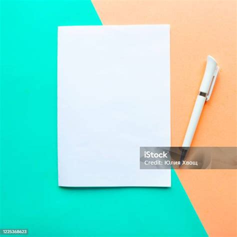 기하학적 인 주황색과 녹색 파스텔 배경에 흰색 모형 공백 텍스트의 공간을 복사합니다 디자인 컨셉 0명에 대한 스톡 사진 및 기타 이미지 Istock