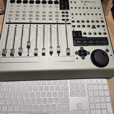 Mackie MCU Pro W XT Pro Bundle Reverb