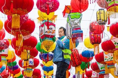 山西运城高挂彩灯迎新年 人民图片网