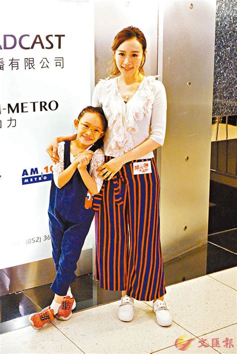 楊思琦讚囝囝易湊 香港文匯報